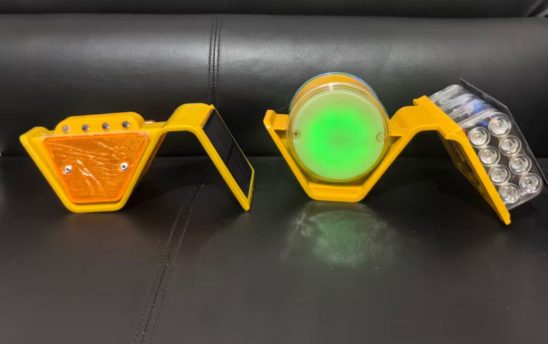 Solar Guardrail Reflective Trapezoid Delineator Yellow & Red LED Light ...