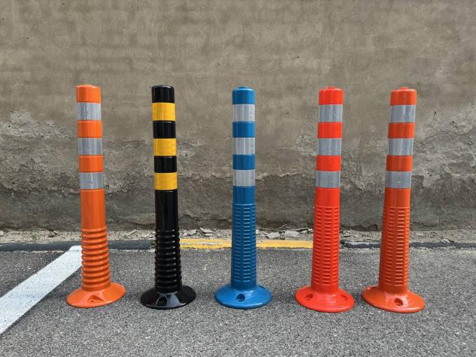Black Color Road Safety PU Spring Flexible Delineator Post Traffic Bollards